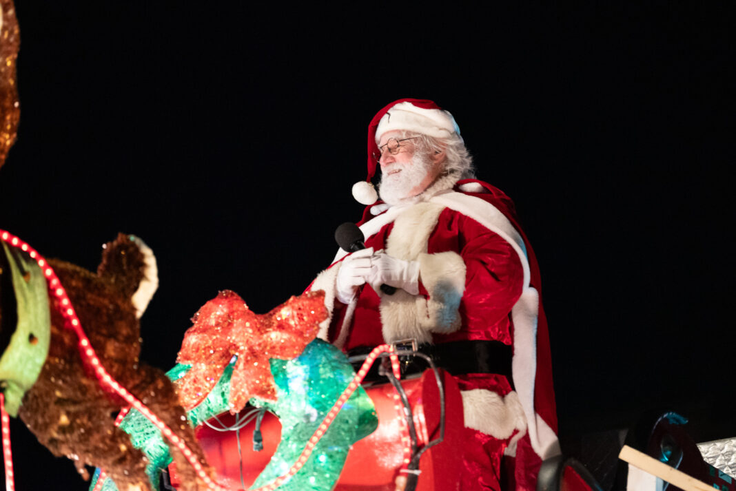 Santa Claus spreads holiday cheer at annual Parade | BrantBeacon